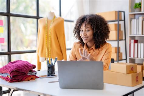 젊은 아프리카계 미국인 사업주가 노트북 컴퓨터를 사용하여 제품에 대해 고객과 화상 통화를 하고 있습니다 20 24세에 대한 스톡 사진 및 기타 이미지 Istock