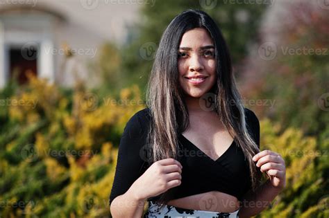 Bonita Chica Modelo Latina De Ecuador Usa Tops Negros Y Falda En La