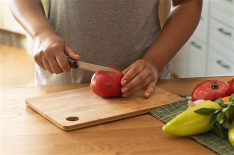스페인 가스파초 수프를 만들기 위한 재료 요리에 대한 단계 별 지침 2단계 슬라이스 토마토 가스파초에 대한 스톡 사진 및 기타 이미지 Istock