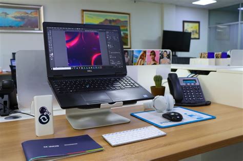 Хүн амьдралынхаа турш хичнээн ч жилийг ажил дээрээ өнгөрүүлдэг гэдэг билээ Ажлын ширээ бол