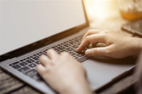 프리랜서 사람들의 클로즈업 비즈니스 노트북 컴퓨터와 스마트 폰으로 일하는 여성 캐주얼 커피 숍의 커피 컵 통신 개념 Brand