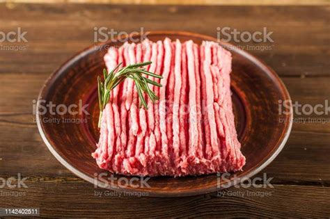 나무 배경 근접 촬영 및 복사 공간에 다진 고기 로즈마리가 있는 접시에 다진 고기를 질감의 형태로 0명에 대한 스톡 사진 및 기타 이미지 Istock