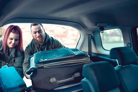 다가오는 여행을위한 자동차 트렁크에 모든 가방 에 맞게 만드는 웃는 커플 2명에 대한 스톡 사진 및 기타 이미지 2명 가득