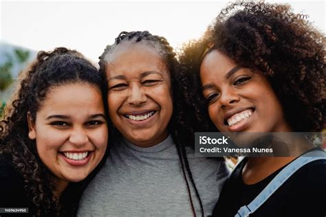 야외에서 카메라를 보며 즐거운 시간을 보내는 행복한 아프리카 어머니와 딸의 초상화 사랑 가족 개념 올바른 소녀에 초점 어머니에 대한 스톡 사진 및 기타 이미지 Istock