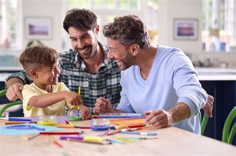 Familia Del Mismo Sexo Con Dos Padres Y Un Hijo Pintando Juntos Una Foto En La Cocina De Casa