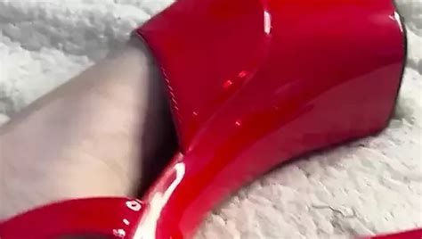 穿着短裤伸展的金发女郎 Xhamster