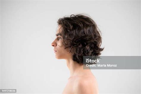 흰색 바탕에 무성한 곱슬머리를 가진 잘생긴 청년의 프로필 곱슬 머리에 대한 스톡 사진 및 기타 이미지 곱슬 머리 러시아 머리 Istock