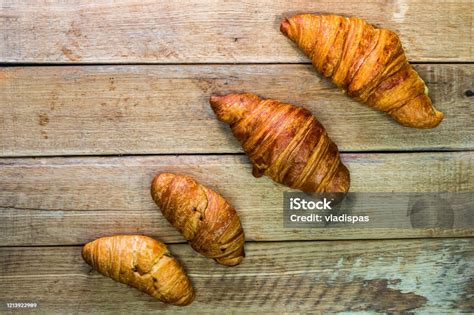 나무 테이블에 신선한 크루아상 퍼프 페이스트리와 비스킷 음식과 아침 식사 개념 디저트와 신선한 페이스트리 맨 위 보기 및 복사 공간 갈색에 대한 스톡 사진 및 기타 이미지