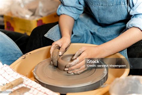 토기 방적기에서 손으로 성형되는 도자기로 점토를 조각하는 기술 전문적으로 접시 또는 꽃병을 만드는 올바른 자세로 갈색에 대한 스톡 사진 및 기타 이미지 Istock