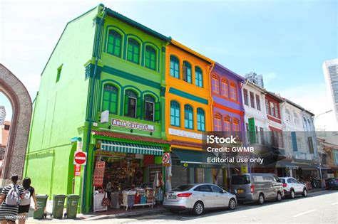 싱가포르 아랍 지구의 아랍 스트리트에 있는 형형색색으로 칠해진 상점가와 길가에 주차된 중동 양탄자와 다양한 선물과 자동차를 판매하는 상점 싱가포르에 대한 스톡 사진 및 기타