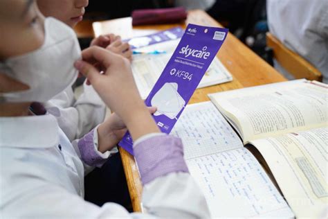 Нийслэлийн ЕБС болон эрүүл мэндийн байгууллагуудад 500 мянган амны хаалтыг хүлээлгэн өглөө