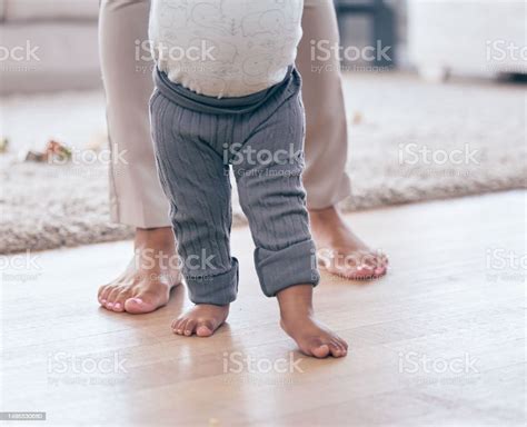 아기 발 이동성 발달이 가능한 거실 라운지에서 엄마와 함께 걷고 배우기 바닥 집 엄마와 함께 집에서 사랑 보살핌 지원과 함께 어린 아이의 첫 걸음 2명에 대한 스톡 사진 및