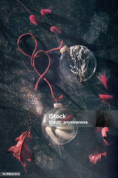 가을 플랫은 유리 장신구 대마 코드 마젠타 말린 토끼 꼬리 및 참나무 잎에 마른 풀을 눕히고 있습니다 0명에 대한 스톡 사진 및 기타 이미지 Istock