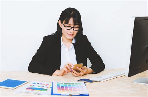 컴퓨터와 테이블에 문서 휴대 전화를 사용 하 여 사무실에서 일 하는 매력적인 젊은 비즈니스 여자의 초상화 경영자에 대한 스톡