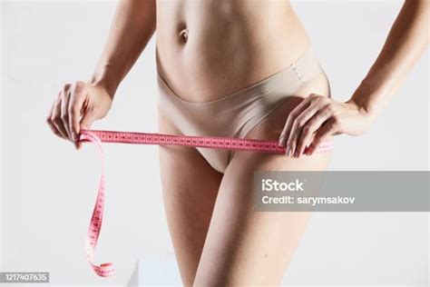 흰색 배경에 몸 주위에 분홍색 측정 아름 다운 스포티 한 여자 수정 없음 과체중에 대한 스톡 사진 및 기타 이미지 과체중 날씬한 다리 신체 부분 Istock