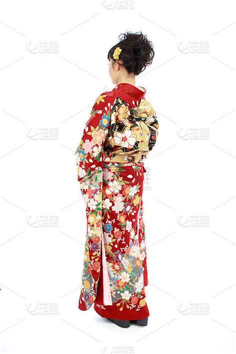 穿着白色背景和服的日本妇女