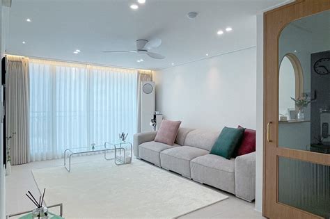 화이트에 컬러 포인트 신혼 분위기 물씬 풍기는 올리모델링 라이프스타일 슈퍼앱 오늘의집