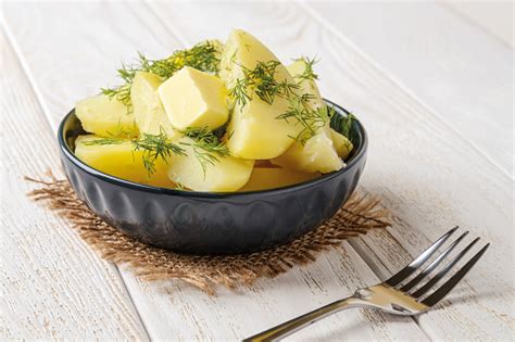 흰 나무 테이블에 세라믹 그릇에 녹는 버터와 딜을 곁들인 맛있는 갓 삶은 감자 집에서 맛있는 야채 요리를 요리하십시오 건강한 식생활 0명에 대한 스톡 사진 및 기타 이미지