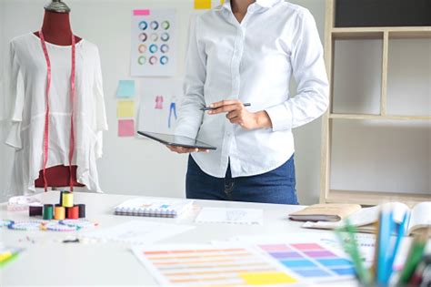 측정 레드 스케치 예술 직업 및 직업 직업에 새로운 컬렉션의 디지털 태블릿에 독창적인 디자인과 예술적인 개념으로 더미를 사용 하는 세련 된 패션 디자이너 개인 장식품에 대한