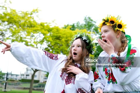 가십 소녀는 비밀을 말하고 놀란 입을 닫고 손을 벌리고 입을 크게 흔들고 두 명의 아름다운 소녀가 서서 다른 사람들이 토론할 때 옆으로 손가락을 보여준다 2명에 대한 스톡