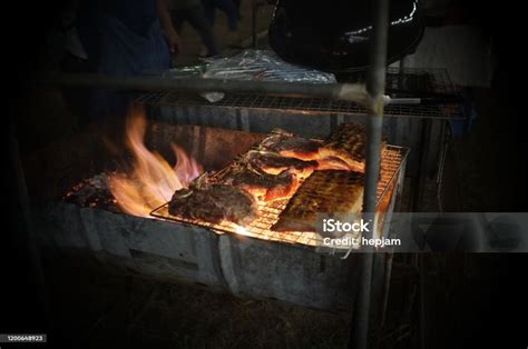 닫다 신선한 생 고기 쇠고기와 돼지 고기 슬라이스 그릴 랙 숯불 난로에 굽기 야외 에서 바베큐 캠핑 요리 갈비 음식에 대한 스톡 사진 및 기타 이미지 Istock
