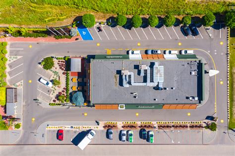 패스트 푸드 카페 레스토랑과 자동차 주차 다른 자동차와 도시 주차장 테이크 아웃 익스프레스 창 다양한 차량주차 구역 상단 보기 도시 생활 공장 산업 건물에 대한 스톡 사진