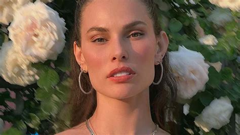 Dayane Mello Presenta La Nuova Collezione Ma I Fan Guardano Il Suo Corpo