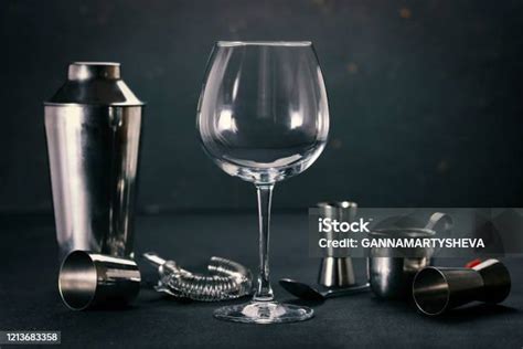 칵테일 교반기 칵테일 셰이커 바텐더 기압계 혼합학 바 카운터 전문 도구 칵테일 쉐이커에 대한 스톡 사진 및 기타 이미지