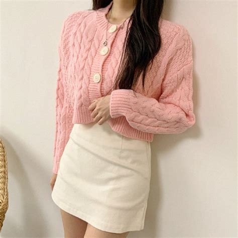 캔디크롭y가디건 트렌디하고 걸리쉬한 매력의 크롭 길이감과 파스텔 컬러감이 예쁜 빅버튼 라운드넥 가디건