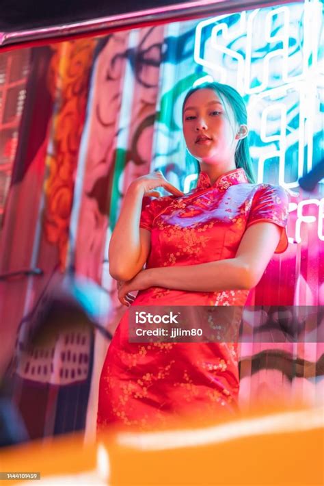 툭툭 택시 차량 옆에 서 있는 멋진 감정의 표정으로 우아한 빨간색 전통 중국 드레스 치파오 의상을 입은 아름다운 젊은 아시아 여성 여성 모델의 스튜디오 초상화 사진 18