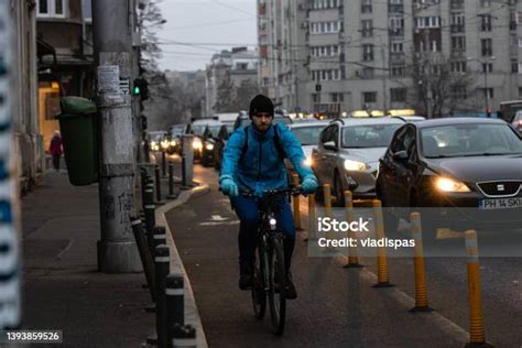 도시 거리에서 자전거를 타고 루마니아 부쿠레슈티에서 일하기 위해 통근 2022 거리에 대한 스톡 사진 및 기타 이미지 거리 건강한 생활방식 교통 Istock