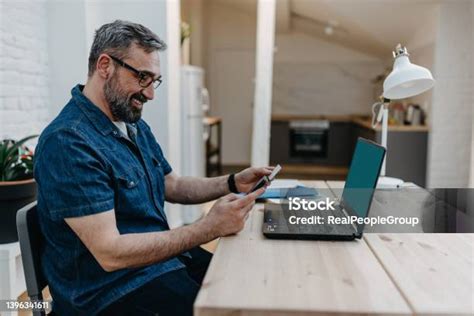 노트북 컴퓨터와 은행 카드로 온라인으로 쇼핑하는 수염이있는 남자 45 49세에 대한 스톡 사진 및 기타 이미지 45 49세 Brand Name Smart Phone