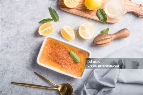 수제 캐서롤 푸딩 치즈 케이크 타르트 파이 또는 무스와 신선한 레몬과 회색 돌 배경에 잎 과일과 슬라이스 플랫 레이 감귤류 배경 복사 공간 감귤류 과일에 대한 스톡 사진 및
