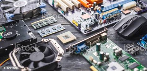 컴퓨터 하드웨어 구성은 어두운 배경에 배치됩니다 현대의 솔리드 스테이트 디지털 기술의 개념 Cpu에 대한 스톡 사진 및 기타 이미지 Istock