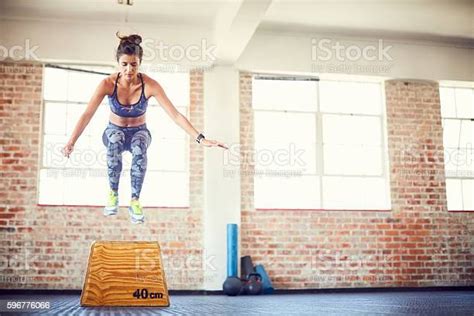 상자 위에 점프 핏 여자 선수의 전체 길이 여자에 대한 스톡 사진 및 기타 이미지 여자 여자만 운동 Istock