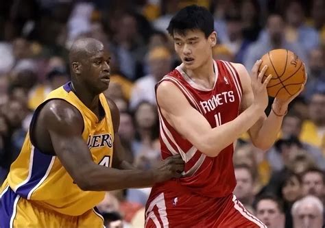 姚明近况：41岁篮坛第一人，2米26体重400斤，捐球鞋大力宣传体育姚明锐步博物馆新浪新闻