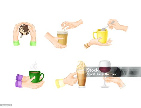 뜨거운 음료와 음료 세트를 들고 인간의 손의 컬렉션 커피와 찻잔을 든 손 와인 만화 벡터 일러스트 레이 션 한 잔 건강관리와 의술에 대한 스톡 벡터 아트 및 기타 이미지