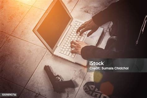 프로그래머 또는 컴퓨터 해커 Keyboardcomputer 또는 네트워크 보안 개념에 코드를 입력 남자에 대한 스톡 사진 및