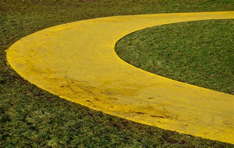 공원의 어린이 교통 놀이터 컬러 고무 타탄은 자전거에서 떨어질 때 어린이를 보호합니다 트랙의 굴곡과 기복이 있는 구절에 칼로 확인하는 기능 0명에 대한 스톡 사진 및 기타