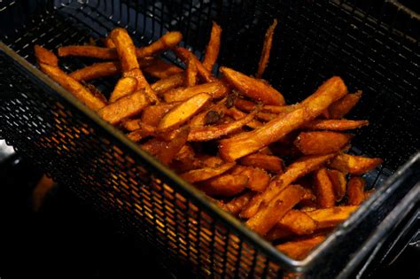 고구마 감자 튀김 깊은 지방 프라이어에서 요리 패스트 푸드 개념 0명에 대한 스톡 사진 및 기타 이미지 0명 감자 요리 감자 칩 Istock