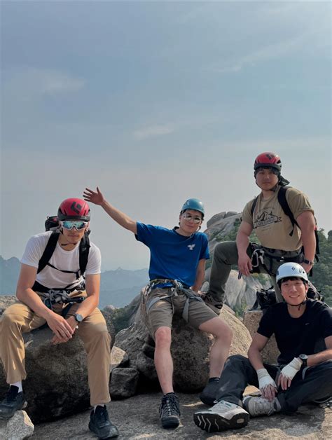 김예건 산은 온몸으로 느끼는 걸 지향하는 편 암벽 구간까지 1시간가량 어프로치워킹를 하고 장비를 착용한 뒤 등반을 시작합니다 선두를 맡으면 어깨도 무겁고 긴장도