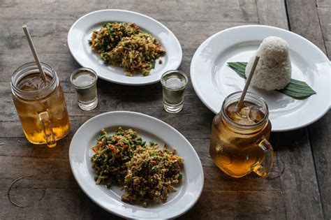 전통적인 발리 음식은 라와 라 라고 합니다 라는 야채 긴 콩 향신료를 섞은 다진 고기를 골고루 교 반 한다 밥과 아이스 티를 사용 하 여 먹는다 손으로 나무 테이블에 제공