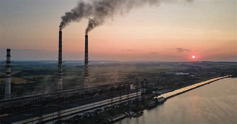 검은 굴뚝이 대기를 오염시키는 석탄 발전소 높은 파이프의 조감도 화석 연료 개념으로 전기 생산 사진 Unsplash의 오염 이미지