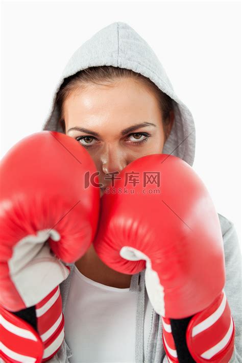 身穿连帽衫的女拳击手处于防御姿态高清摄影大图 千库网
