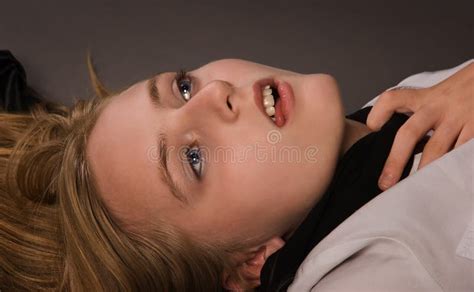 Escena Del Crimen Con La Muchacha De Universidad Muerta Imagen De Archivo Imagen De Muchacha