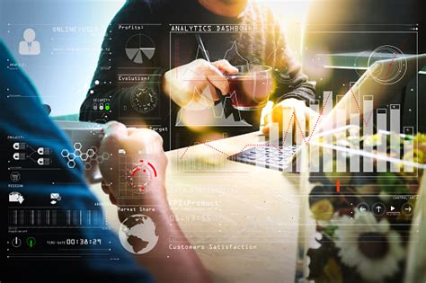 앉아 두 디자이너 동료와 함께 사무실 커피 브레이크 효과 필름 필터 컵 커피 꽃 꽃병 대리석 책상에 스마트 키보드 도킹 디지털 태블릿을 통해 채팅 공연에 대한 스톡 사진 및