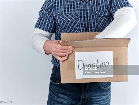 파란색 체크 무늬 셔츠와 청바지에 남자는 비문 기부와 함께 큰 갈색 종이 상자를 보유 개념에 대한 스톡 사진 및 기타 이미지 개념 기부함 남성 Istock