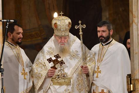 Подкрепян от двама свещеници патриархът благослови българския народ СНИМКИ Lupa Bg