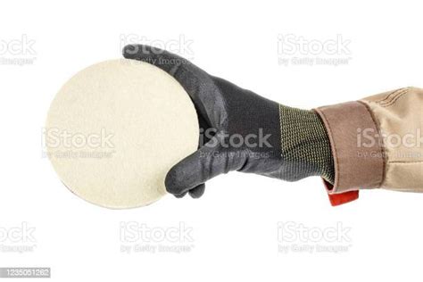 검은 색 보호 장갑과 갈색 유니폼을 입은 작업자 손 흰색 배경에 고립 된 연마 디스크를 들고 각도에 대한 스톡 사진 및 기타