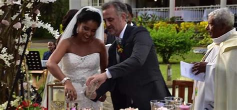 Un Huissier Sert La Plainte Dair Mauritius à Patrick Hofman à Son Mariage